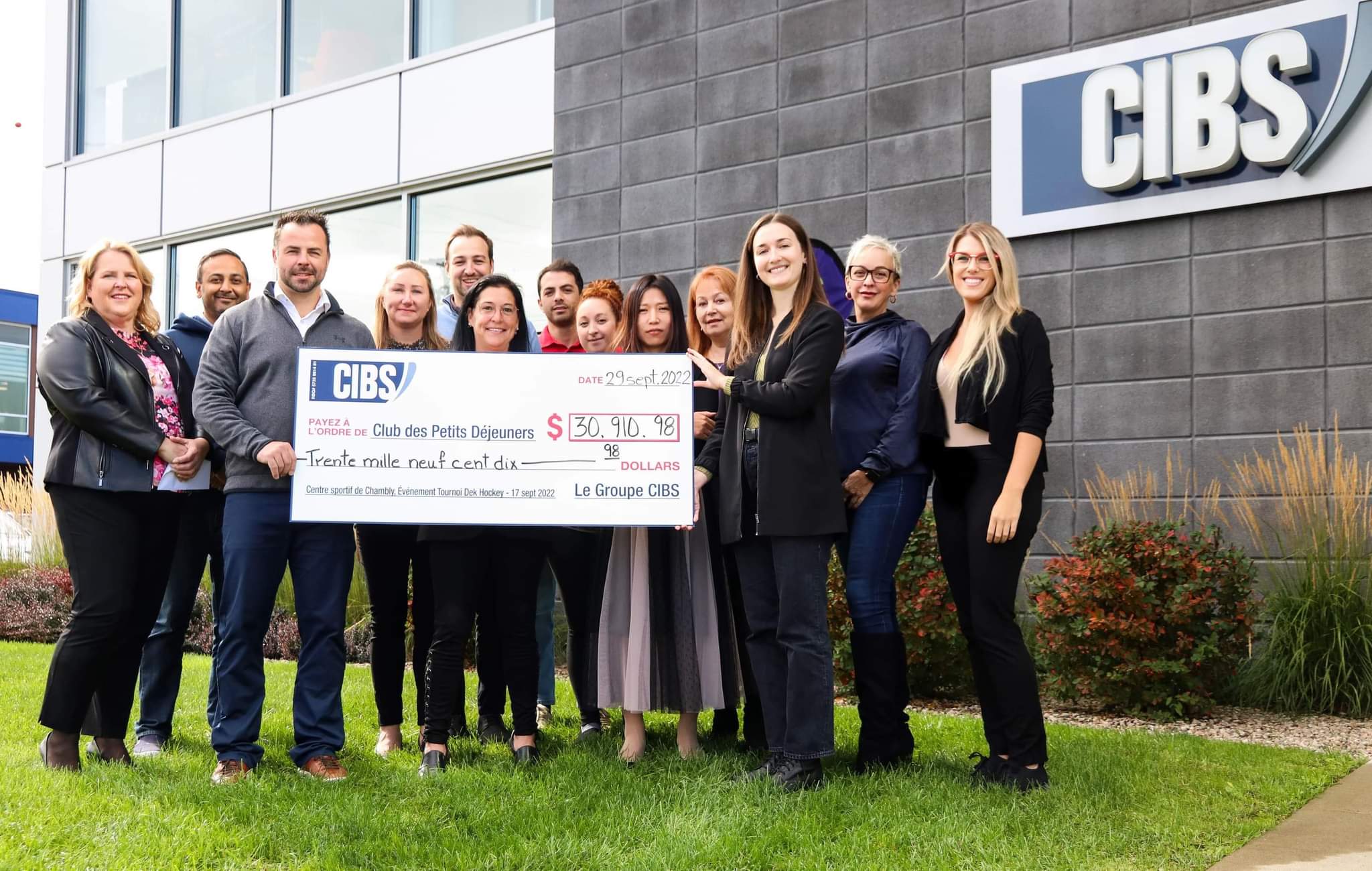 LE GROUPE CIBS REMET UN CHÈQUE AU CLUB DES PETITS DÉJEUNERS. – CIBS